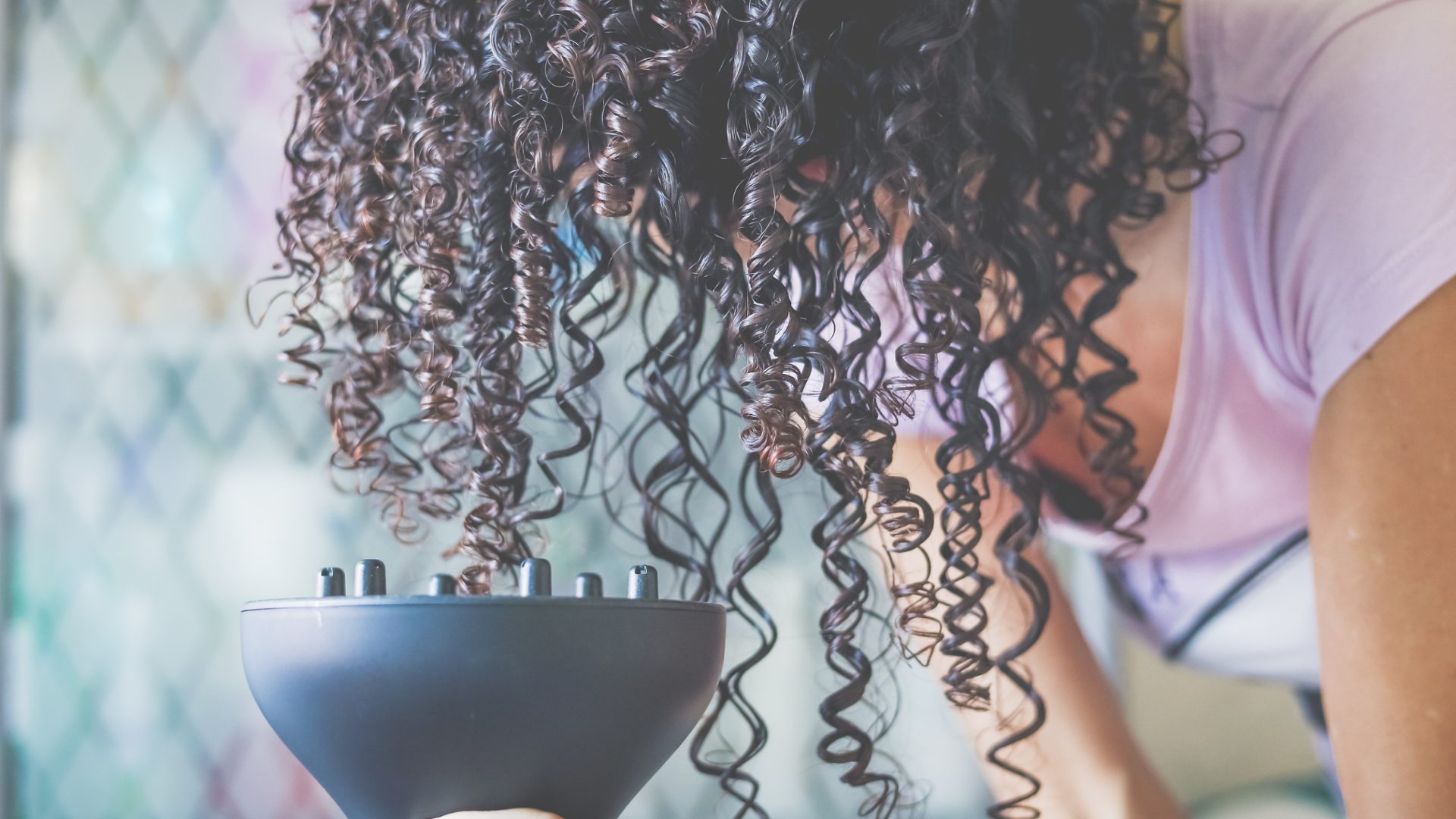 Top 12 Tips to Diffuse Curly Hair Without the Frizz