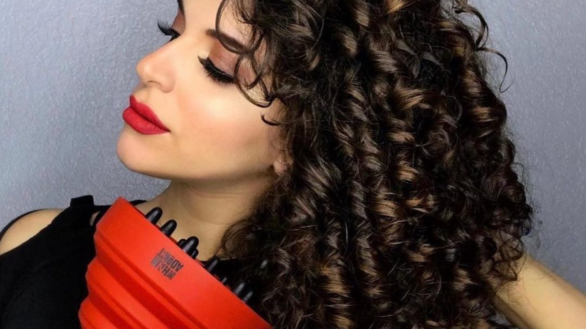 How to Use a Diffuser Without Ruining Your Curls